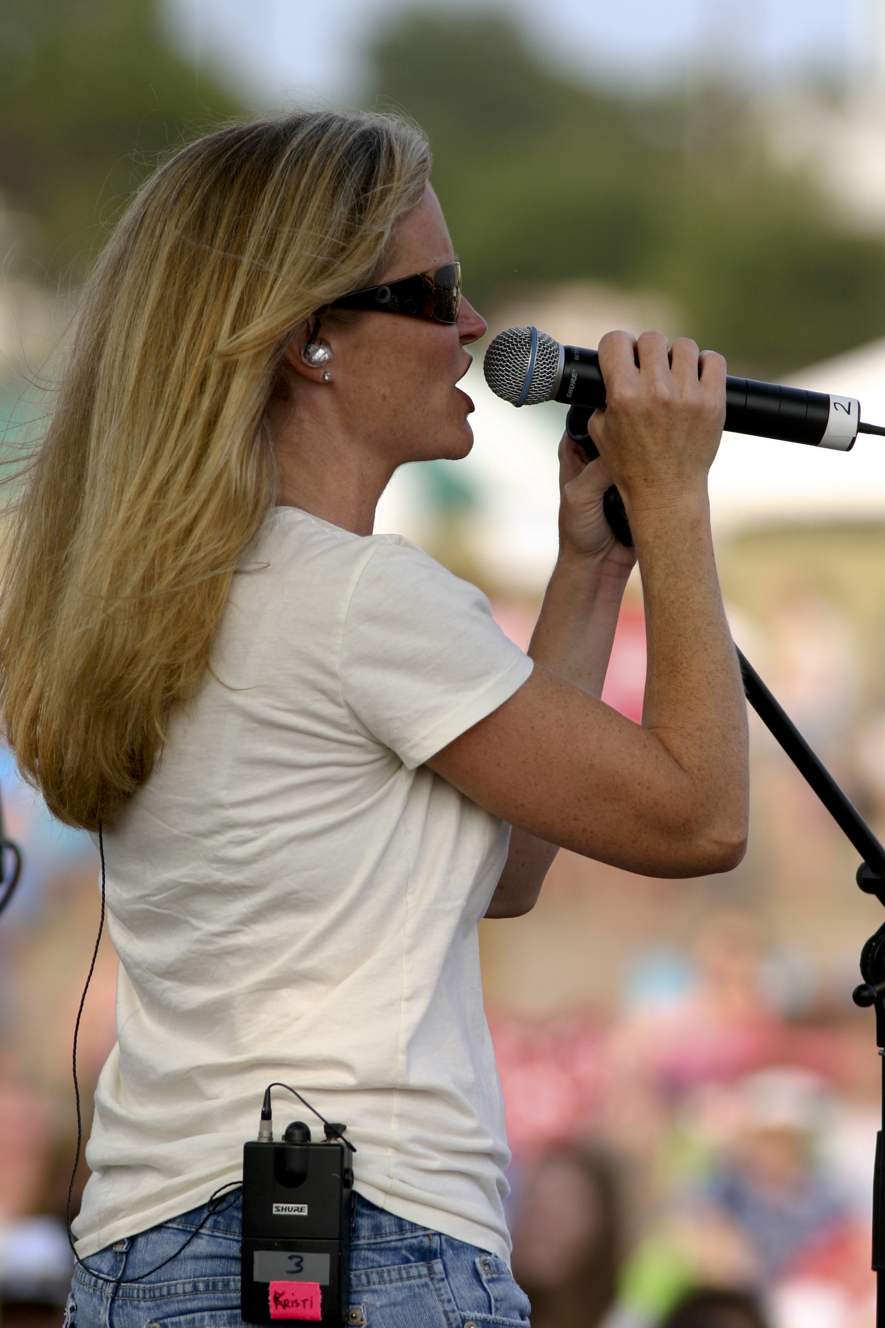Kristi singing to the crowd – Russell & Kristi